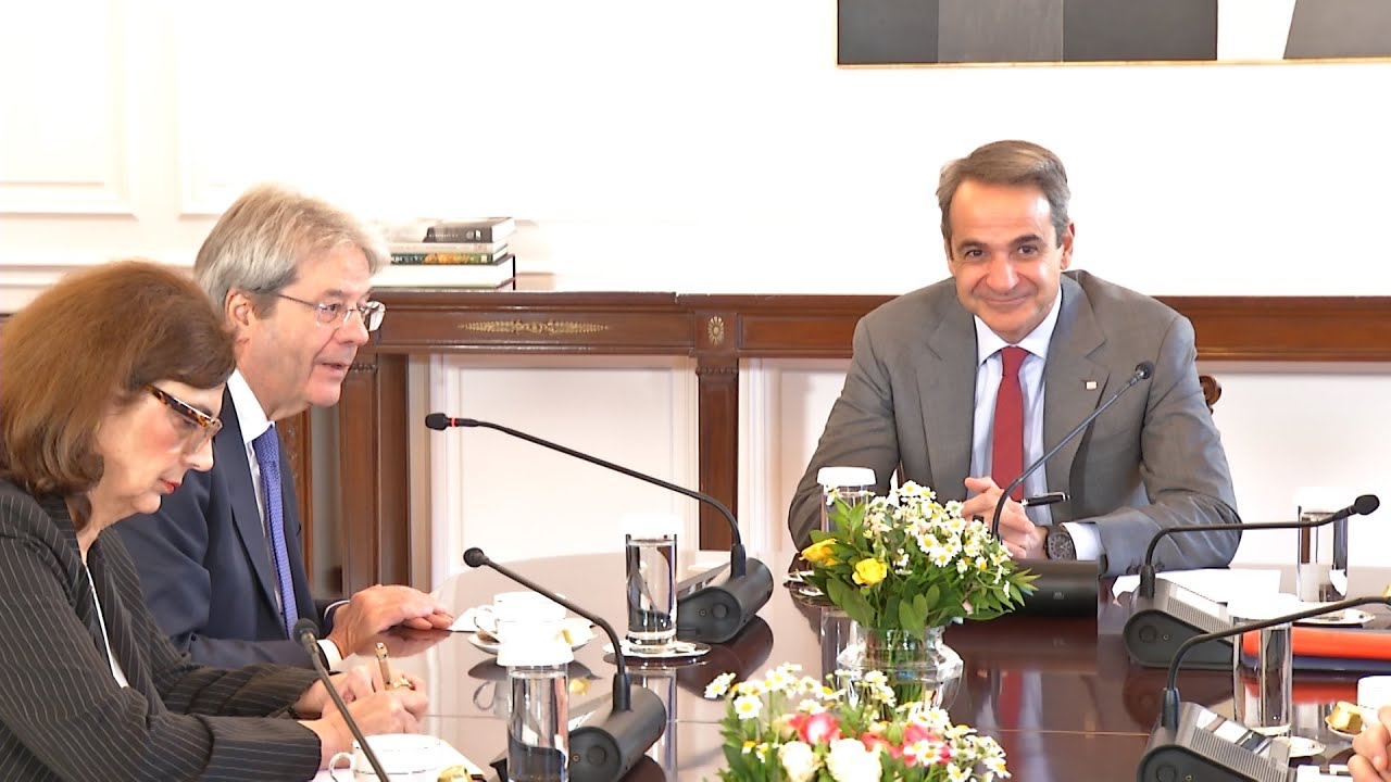 Συνάντηση πρωθυπουργού με τον Ευρωπαίο Επίτροπο Οικονομίας - YouTube