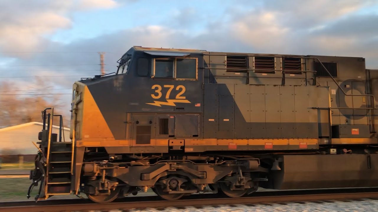 CSX AC44CW 372 w/Nice K5LA leads Manifest M532-26 in Bells,TN on 1-26 ...