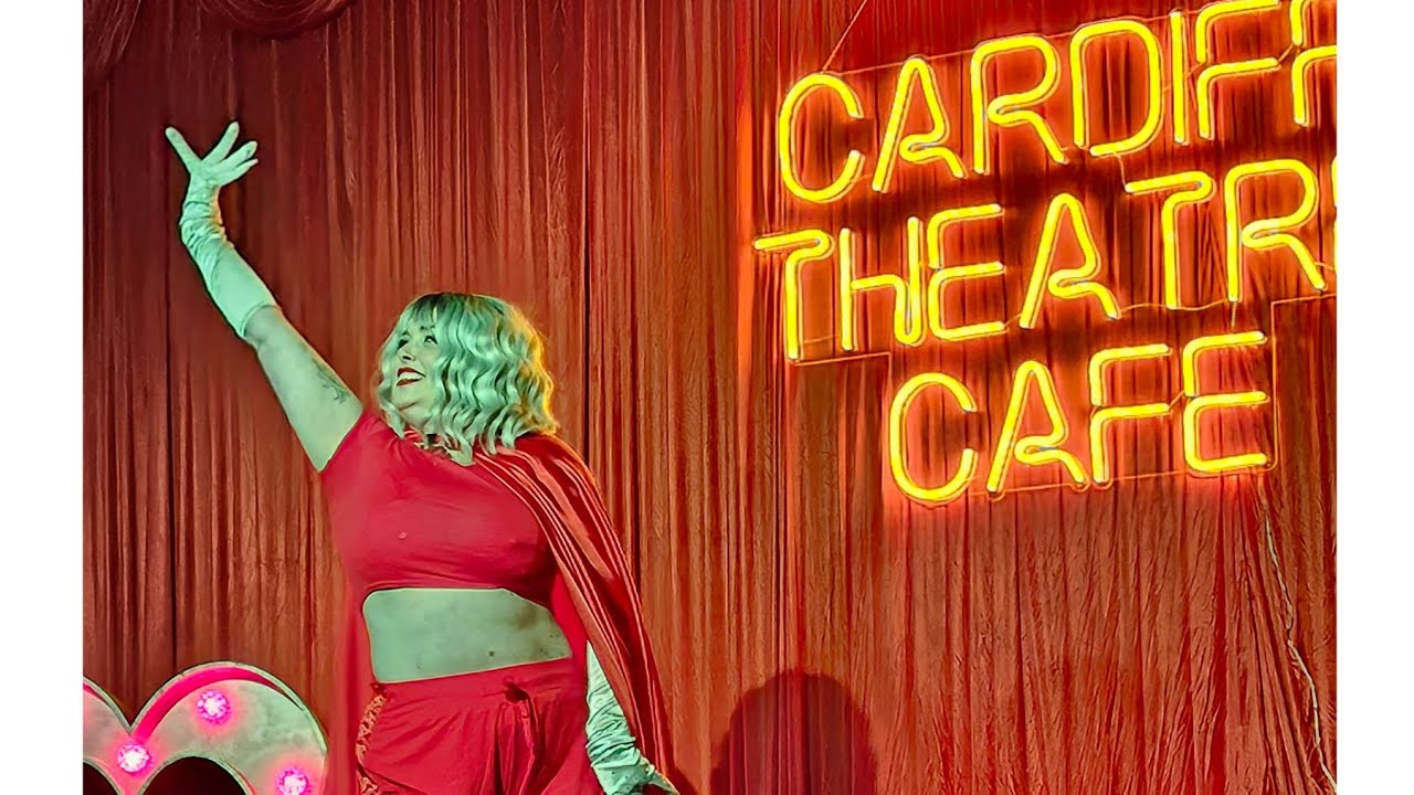 Lili Del Fflur - Mrs Claus / Boss Lady - YouTube