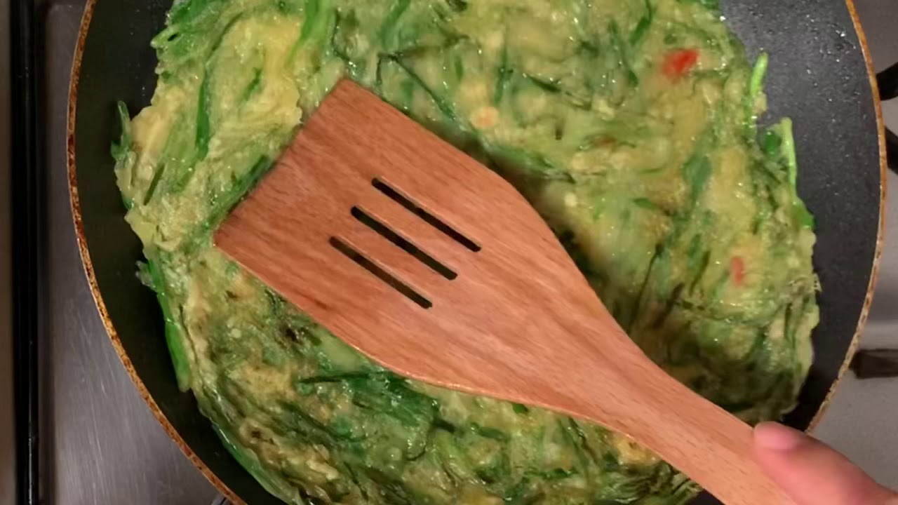 Korean pancake with chives - YouTube