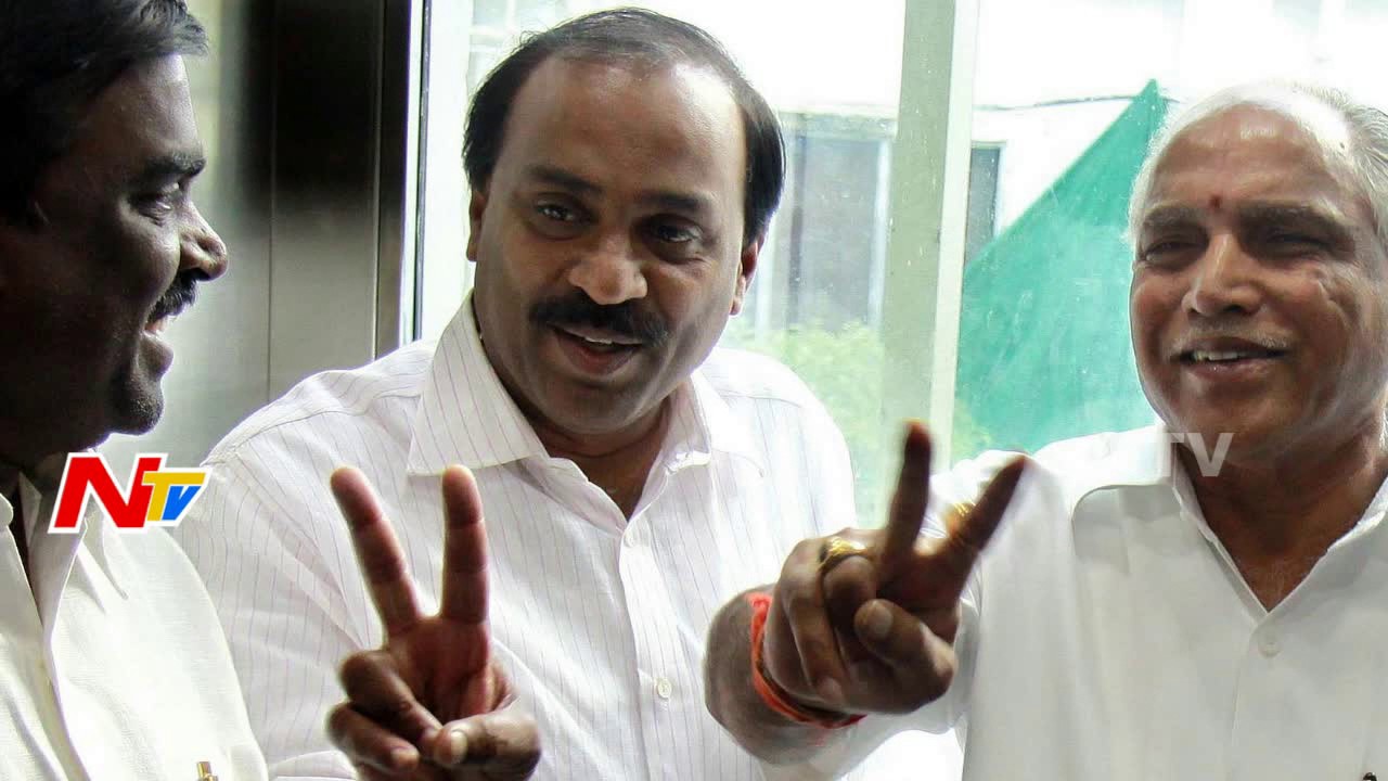 Disputes in Gali Janardhan Reddy Family || Karunakar Reddy Vs Sri ...