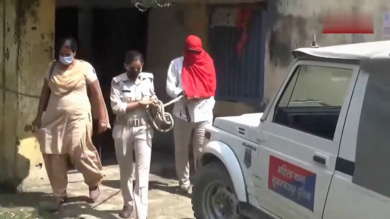 Two Indian policewoman handcuffed and arrested a man. - YouTube