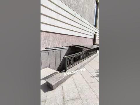 Кованый козырек над входной дверью так же служит визитной карточкой ...
