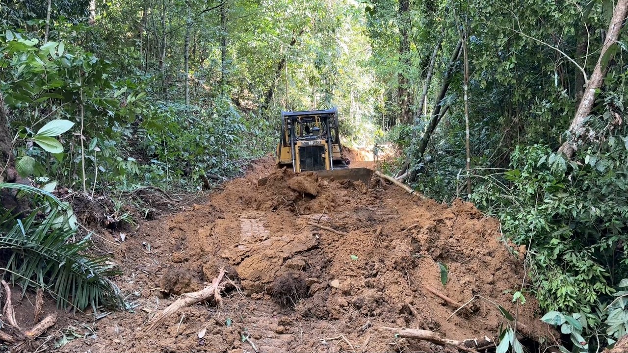 Risky job CAT D6R XL Bulldozer works in extreme weather - YouTube