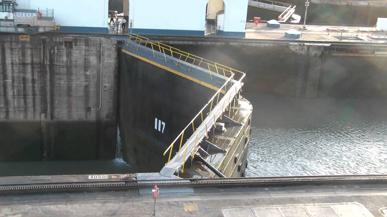 Esclusas abriendo y cambiando un barco. - YouTube