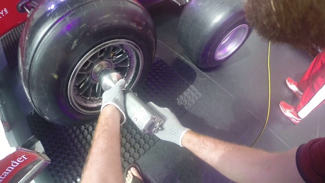 Changing a Ferrari F1 tyre at Ferrari world Abu Dhabi - YouTube