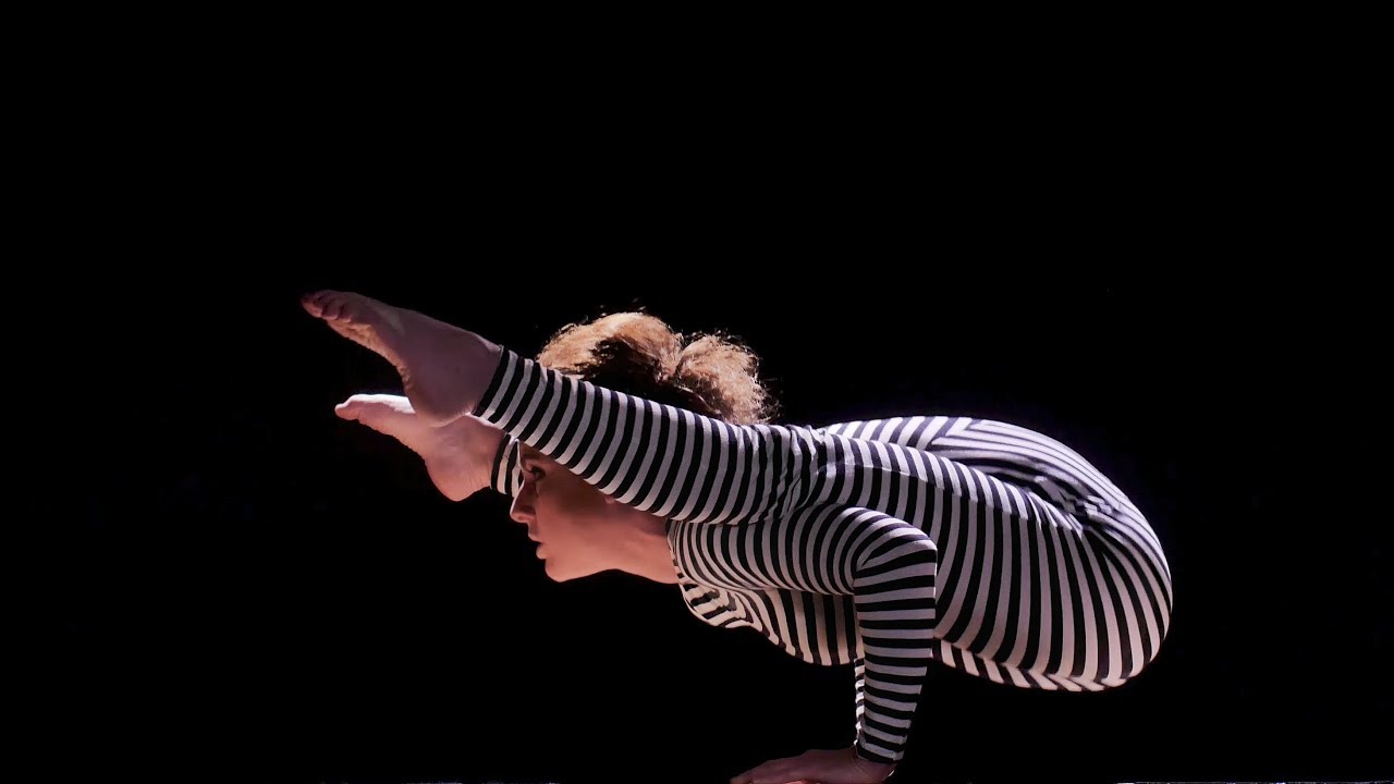 1MMI Extra: Zebra suit contortion - YouTube
