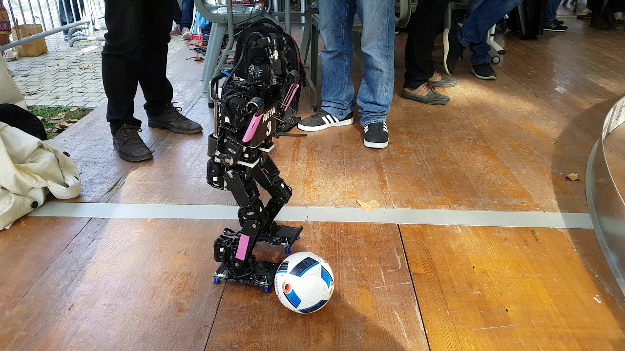 Arya, un robot champion du monde de foot - YouTube