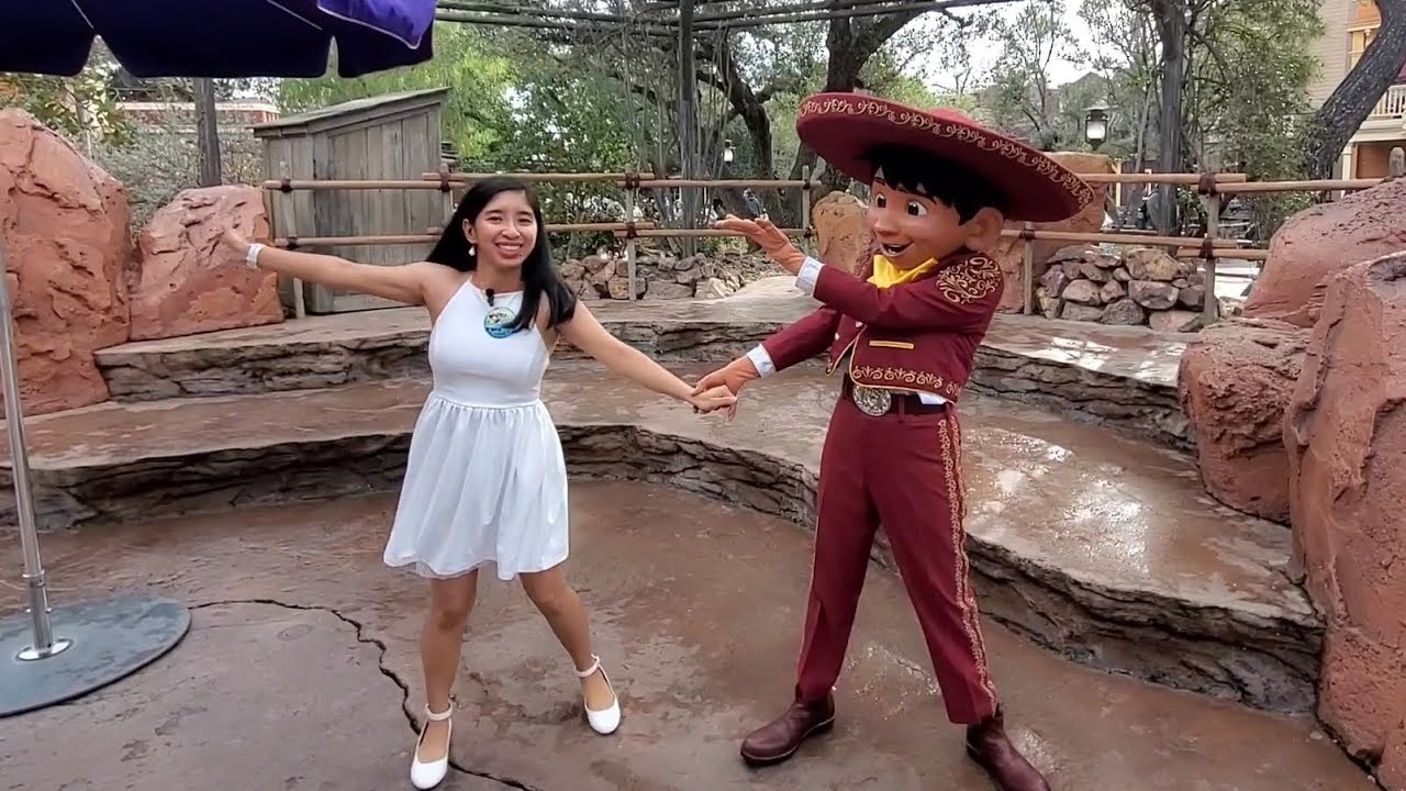 I dance, pose and sing with Miguel Rivera of Disneyland January 2023 ...