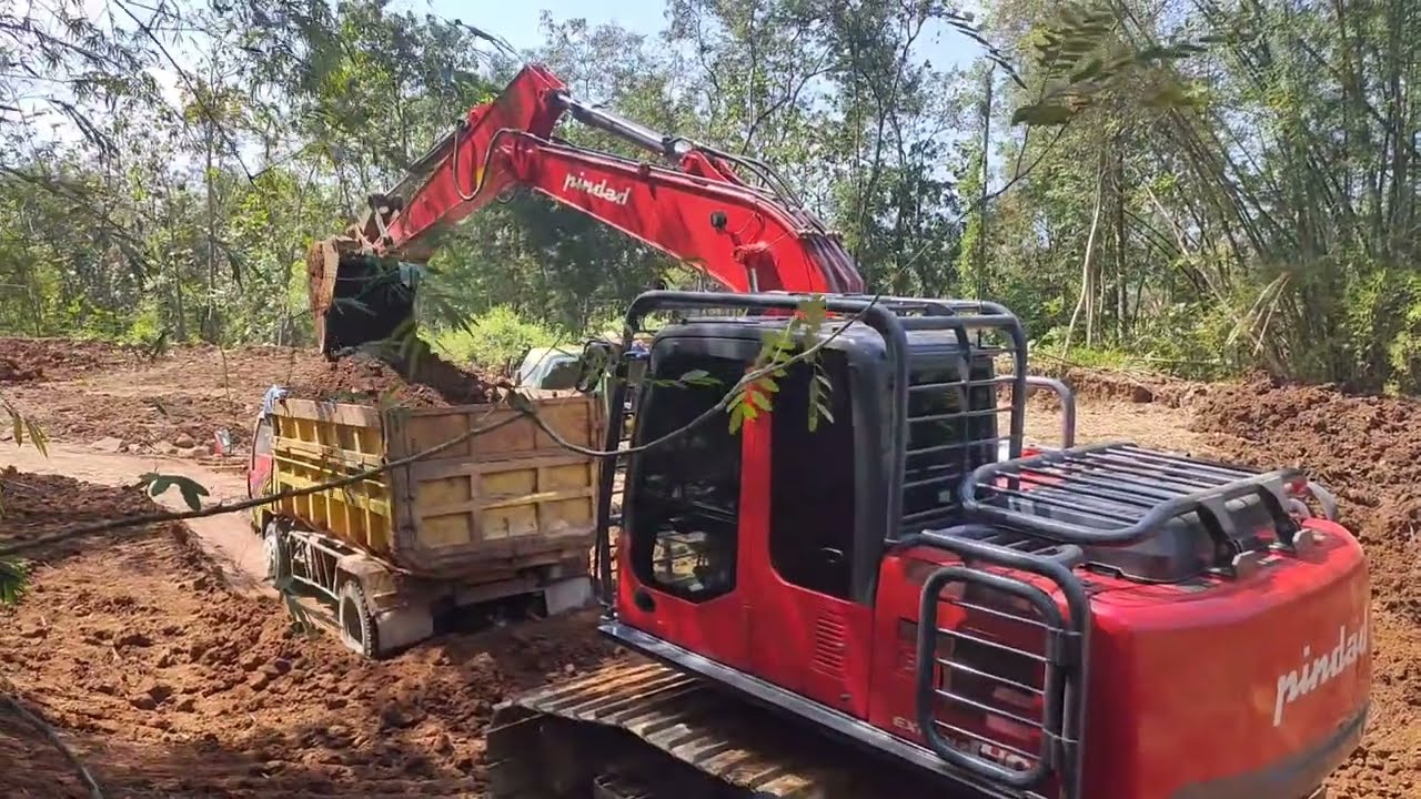 LOADING EXCAVATOR PINDAD 140 TANAH MERAH - YouTube