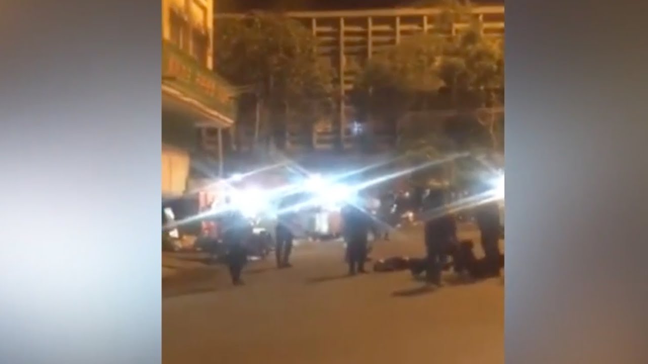 Gangs get into street gunfight in southern China - YouTube