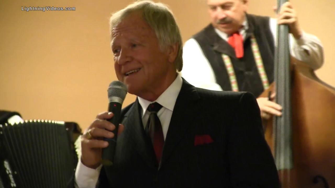 Polka King Jan Lewan sings with Folk Group at Wilanowa. - YouTube