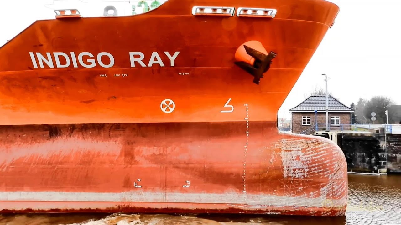 Einschleusung Chemietanker INDIGO RAY chem oil tanker enters Emden sealock D5TH3 IMO 9716016 ...