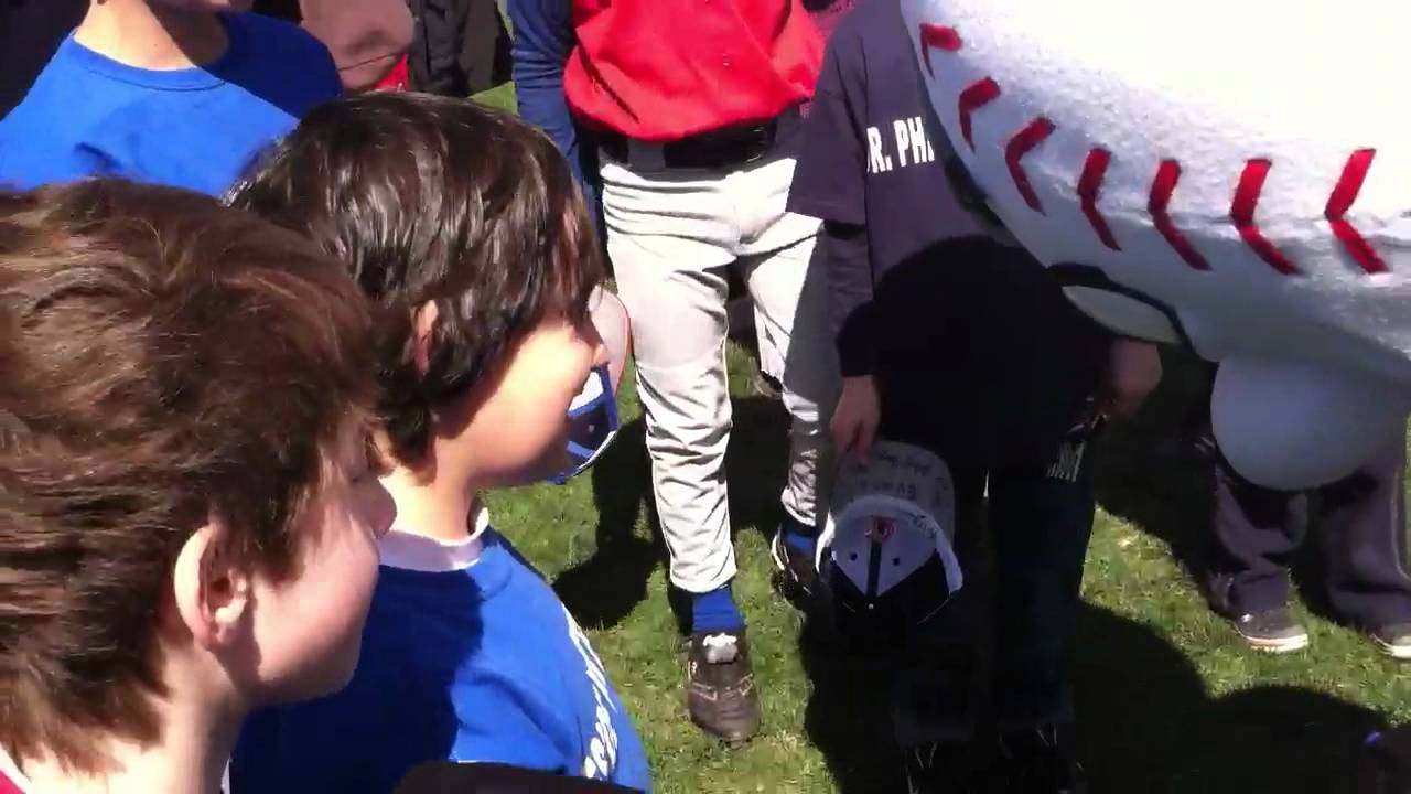Sam, Ari and Ben meet Mr. Met - YouTube