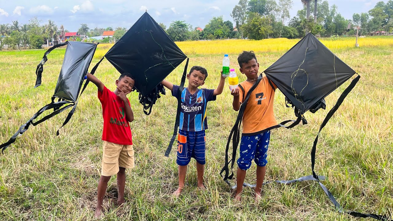Three brothers try flying three black kites and make challenge [ Team ...