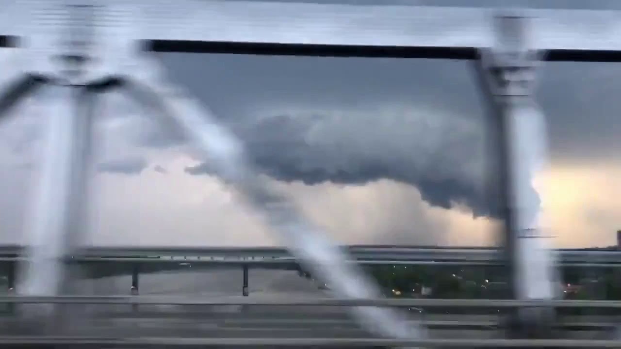 Dramatic Mesocyclone Crosses Hudson River in New York - YouTube