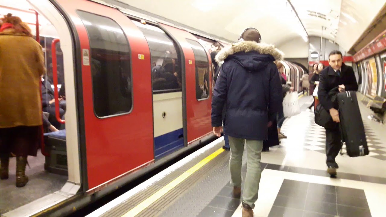 London Underground Central Line: 1992 Tube Stock #92291 arriving at ...