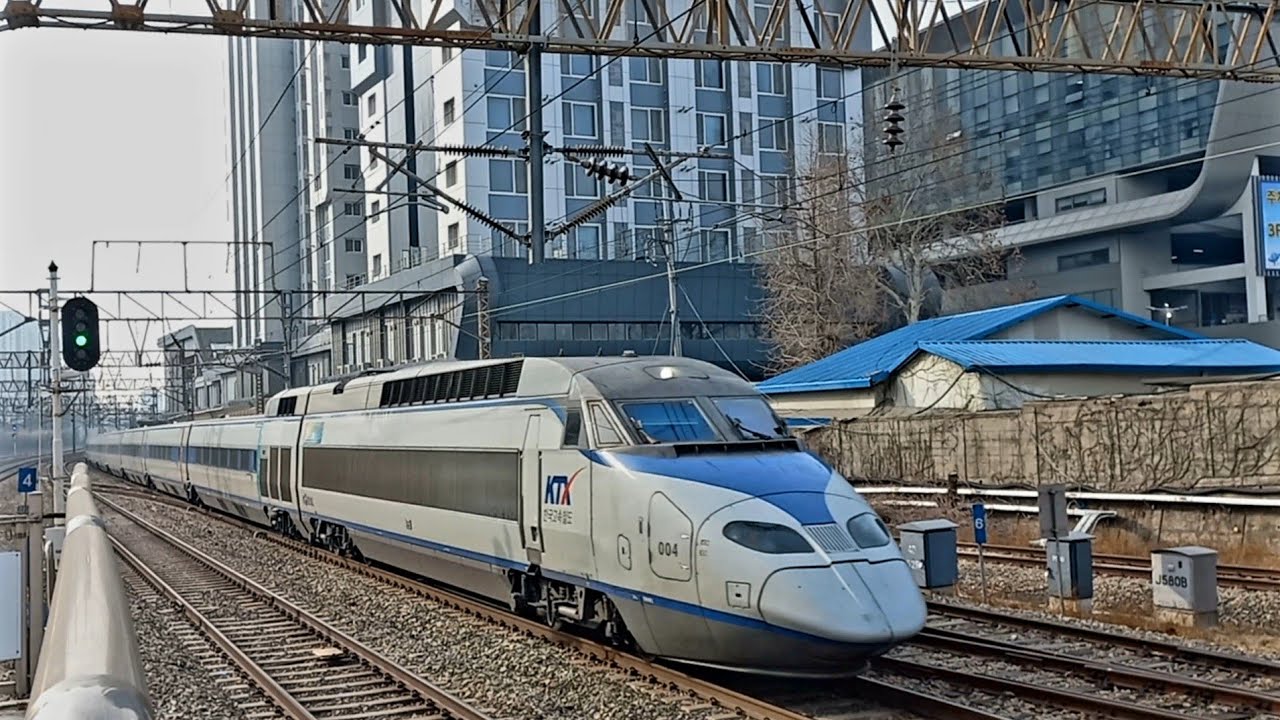 [경부고속선] 부산행 서울행 KTX #32 004호기 노량진역 통과 - YouTube