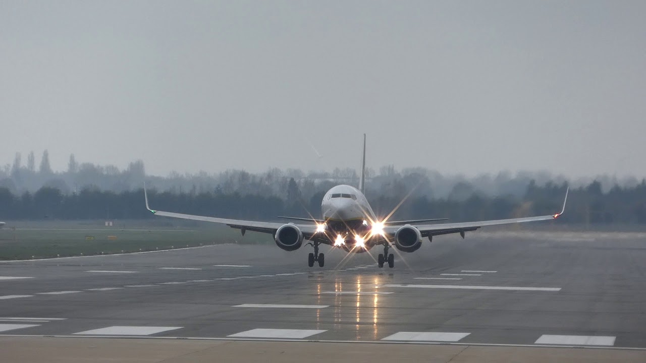 Passenger jet plane lands & pilot remembers his wallet left in Majorca ...