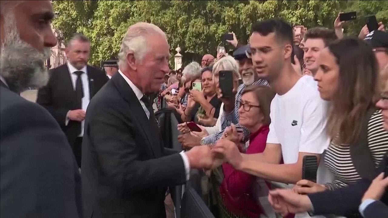 Re Carlo Saluta La Folla Davanti A Buckingham Palace E I Presenti