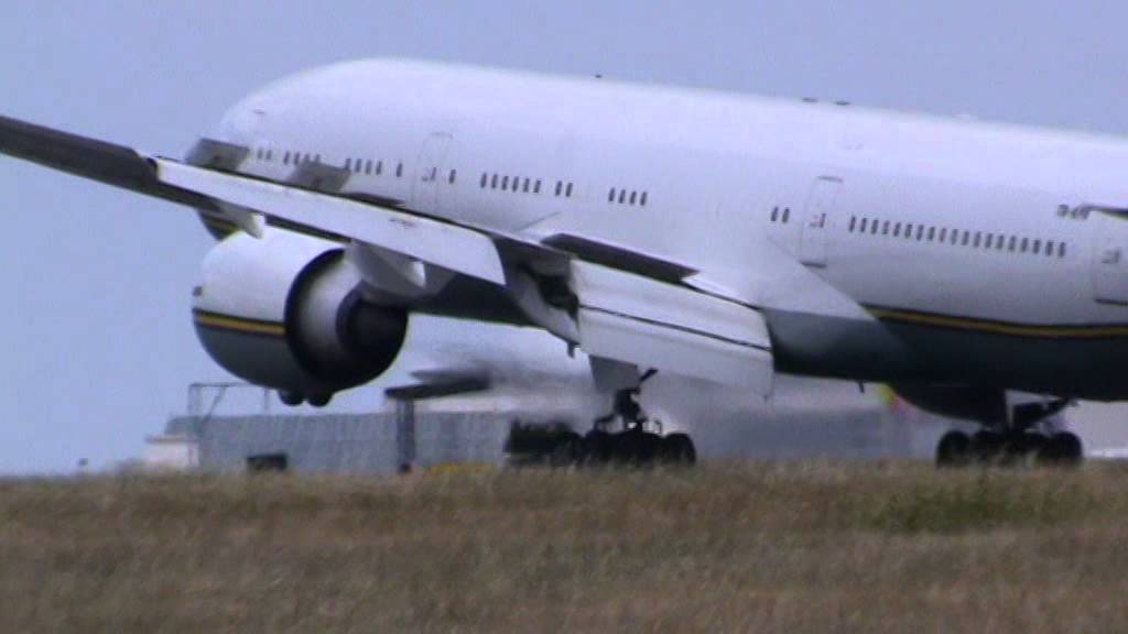 Landing Boeing 777-236 Gabon - Government TR-KPR Champions League Day ...