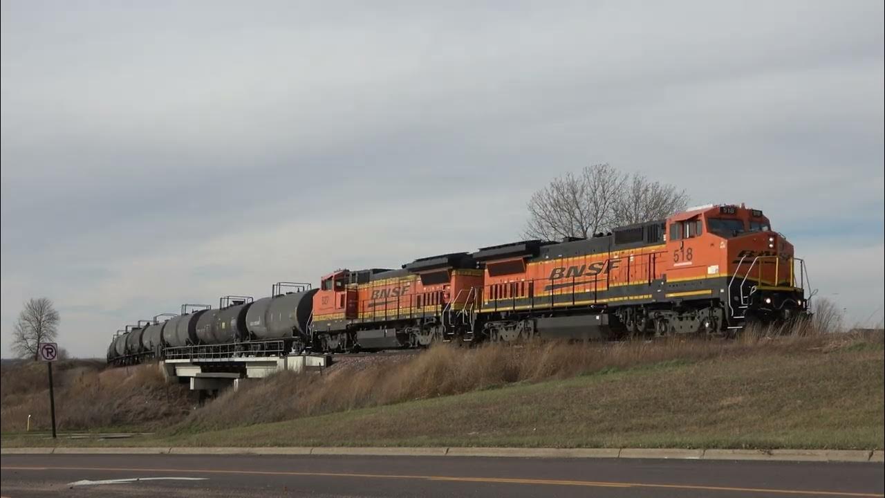 Pair of H4 B40 8Ws lead BNSF L-TWI667 November 19, 2021 - YouTube