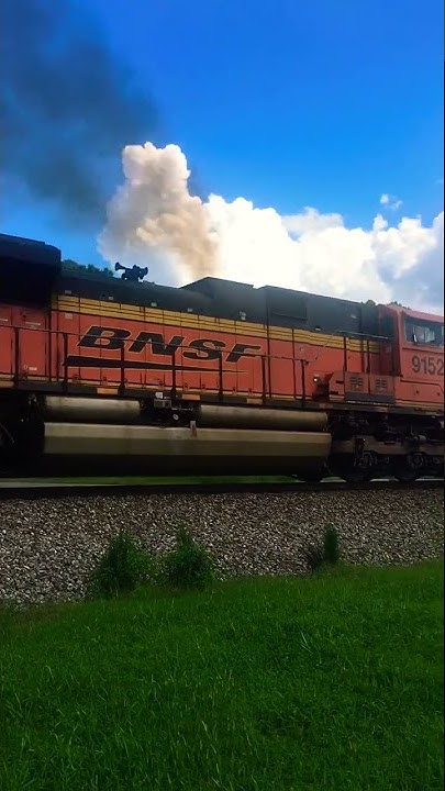#shorts Smokey BNSF leads NS 734 - YouTube