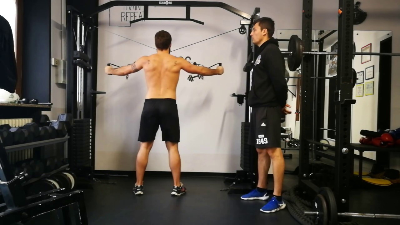 Croci inverse cavi - fly in posizione eretta- DELTOIDI POSTERIORI ...