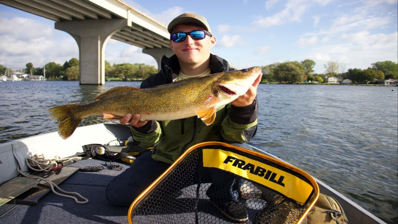 HUGE WALLEYE CAUGHT IN GREEN BAY WISCONSIN - YouTube