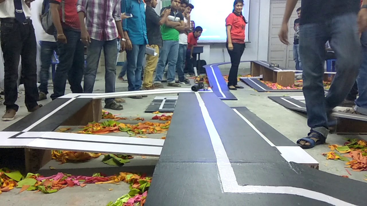 Line Following Robot Race at IEM Innovacion 2016 - YouTube