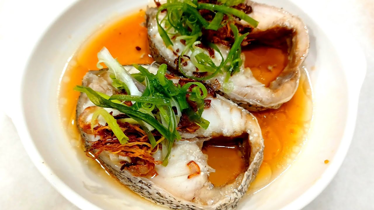 【清蒸石斑鱼】Steamed Shiban Fish 鲜美没鱼腥味，好吃的家常菜肴。 - YouTube