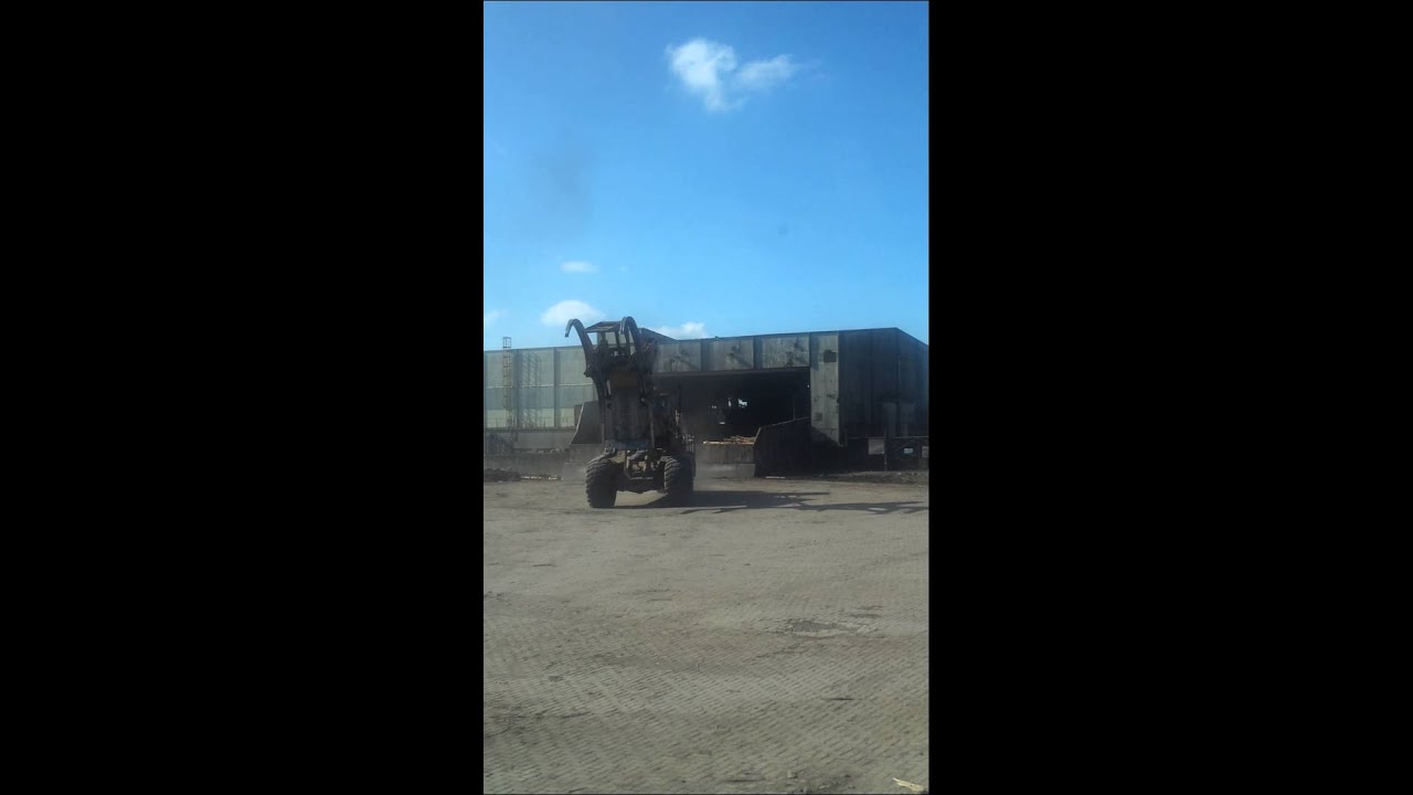LOGGING NZ UNLOADING AT KINLEITH MILL - YouTube