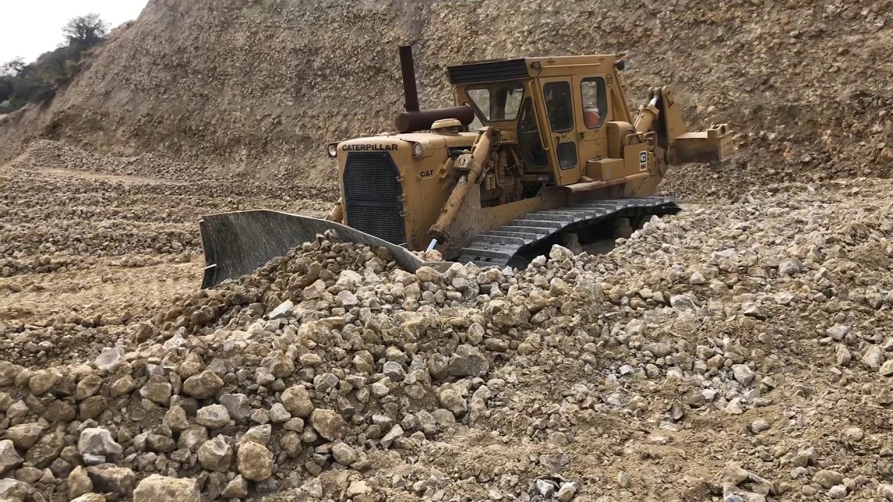 Caterpillar D9H pushing! - YouTube