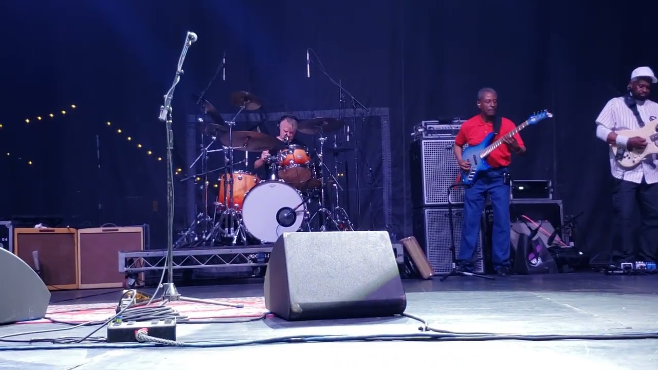 Buddy Guy - Slipin' Out, Slippin' In / crowd walk / I Go Crazy - Live ...