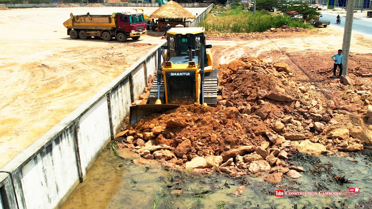 Operation Excellent Skills SHANTUI DH17 B2 Bulldozer Pushing Soil Wipe ...