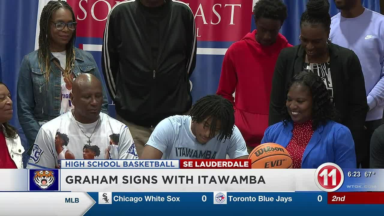Graham signs with Itawamba - YouTube