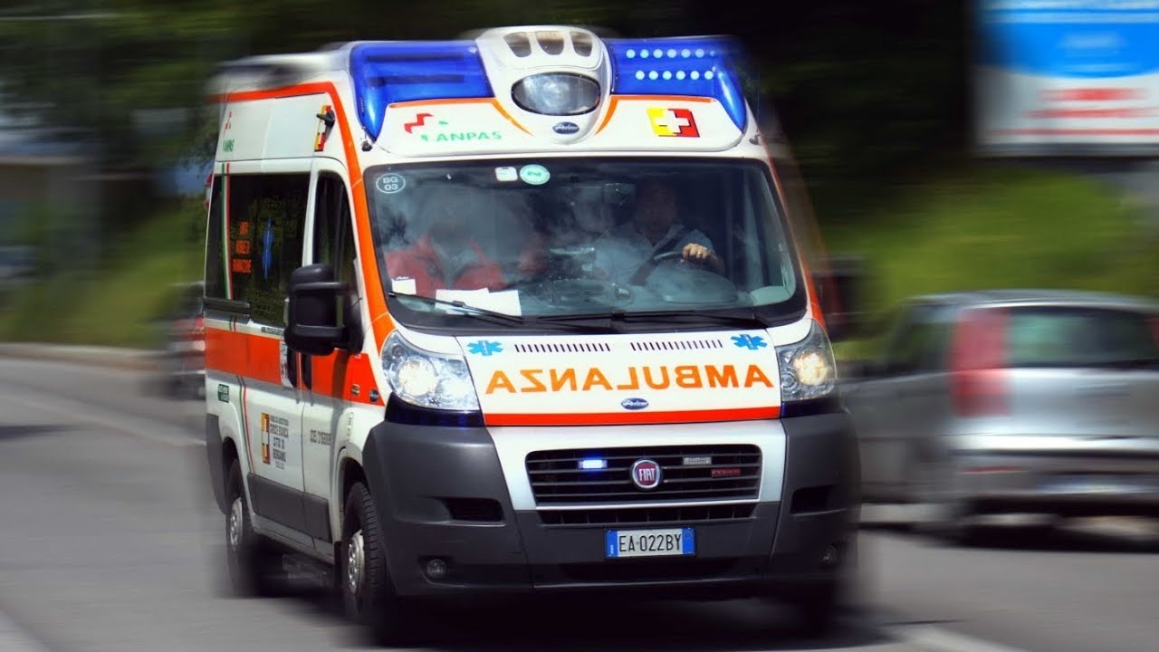 ITALY Ambulance Siren Italia - YouTube