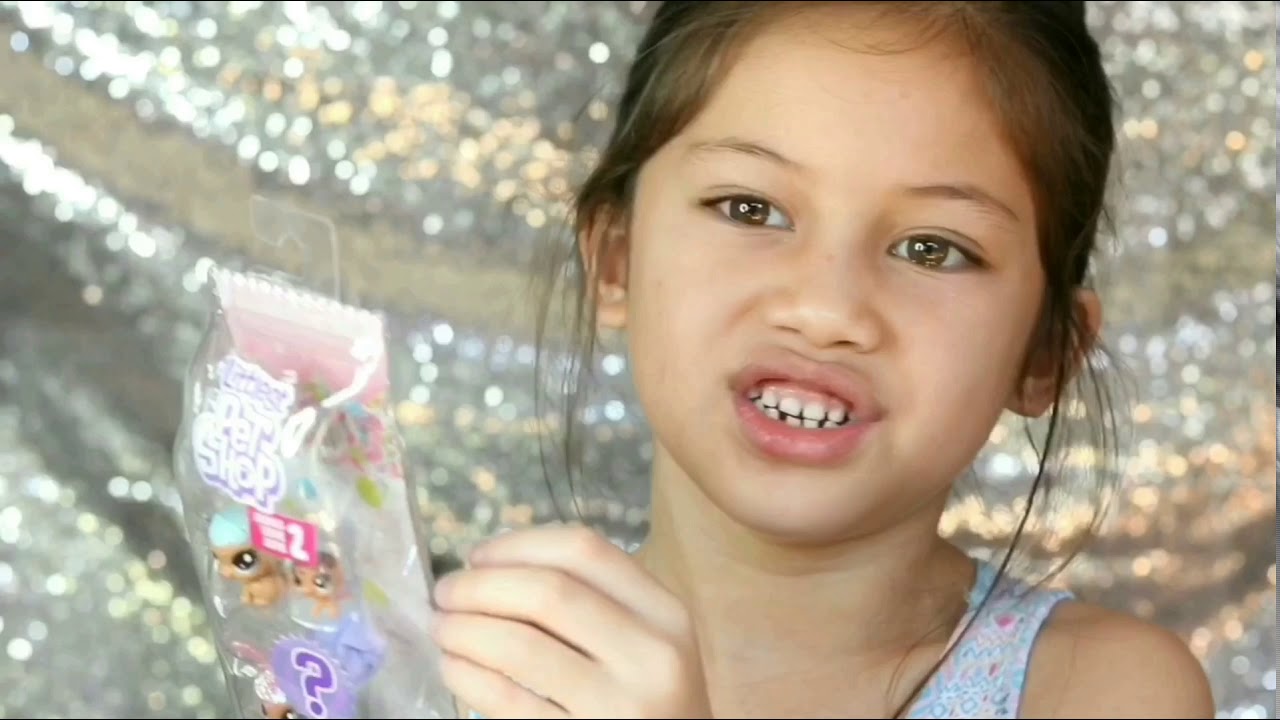 SARAH opening Littlest Pet Shop - YouTube