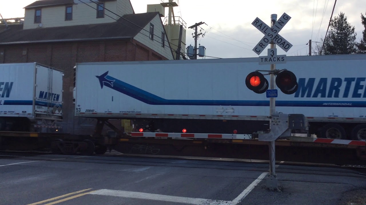 NS 9804 leads intermodal (D9L, RFP) - YouTube