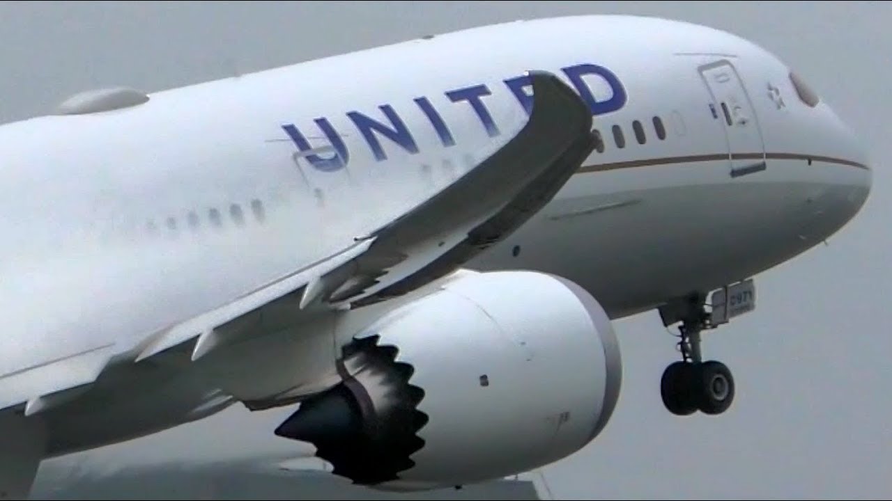 EXTREME WET WEATHER Takeoffs & Landings | Melbourne Airport Plane ...