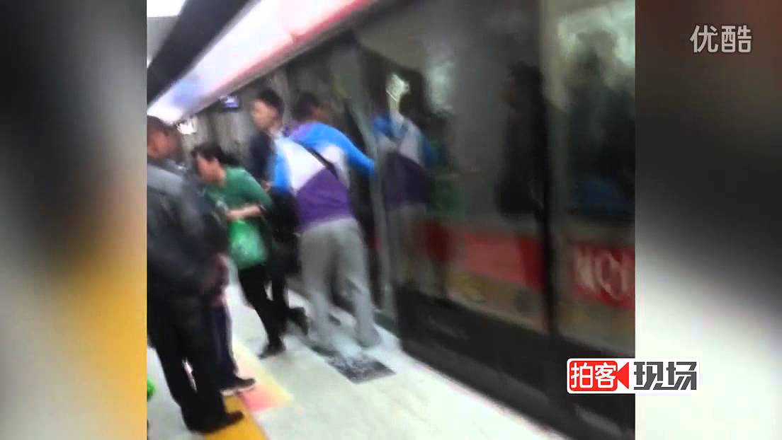 Shenyang subway fight results in broken glass - YouTube