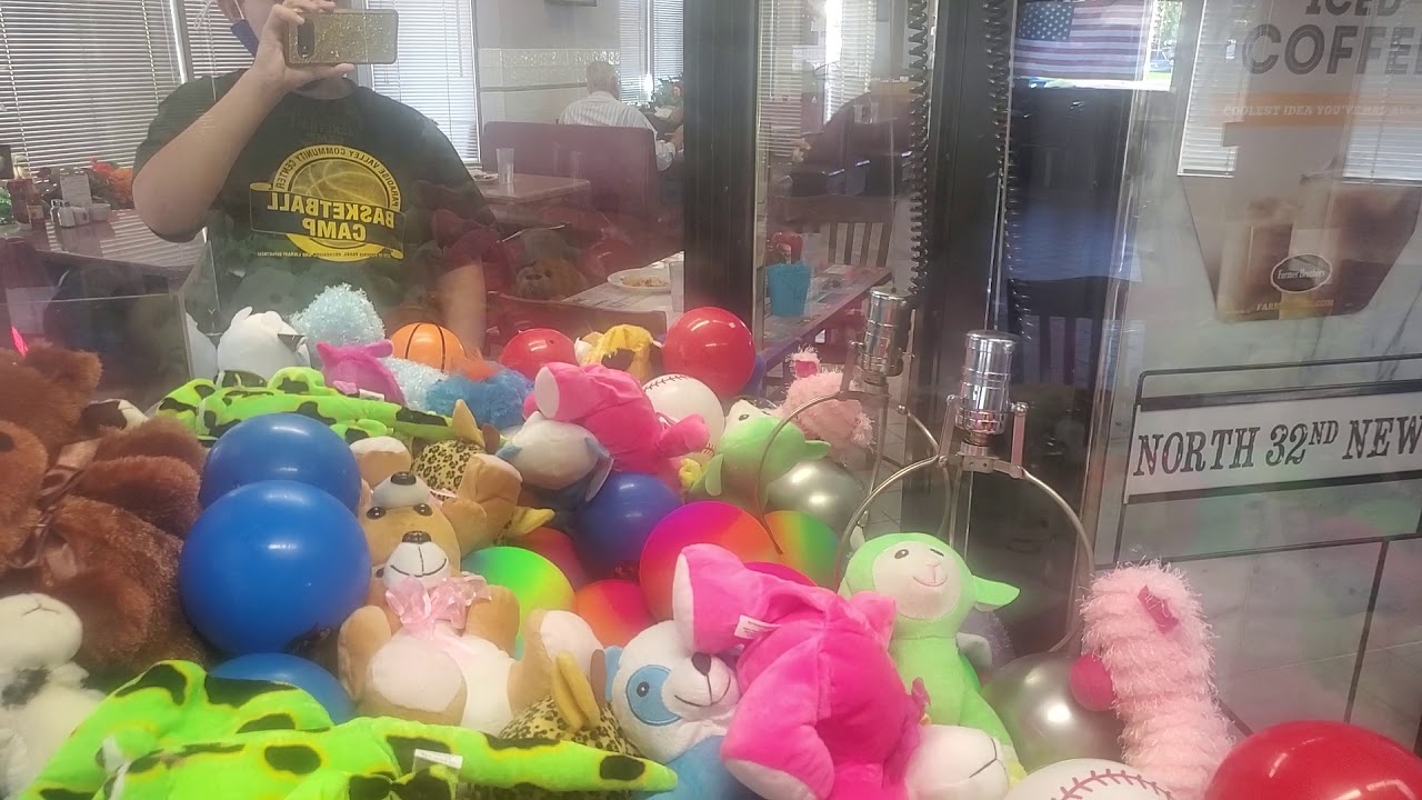 prize time claw machine country boy restaurant part 2 - YouTube