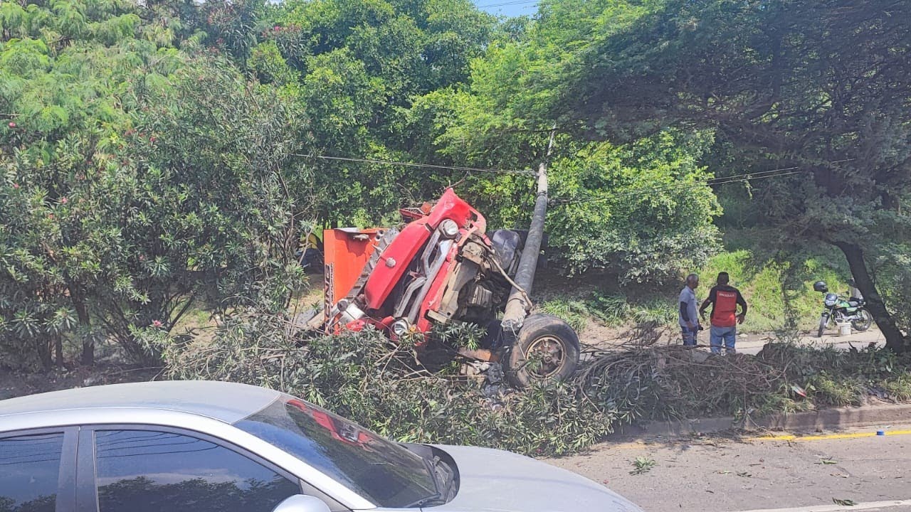 Volqueta sufrió aparatoso volcamiento en Yumbo - YouTube