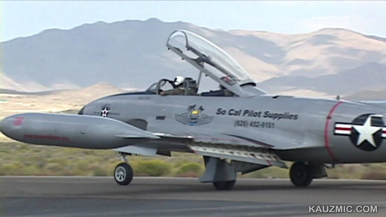 LOW and FAST! P-51s at Reno round Pylon 8, their powerful Merlin ...
