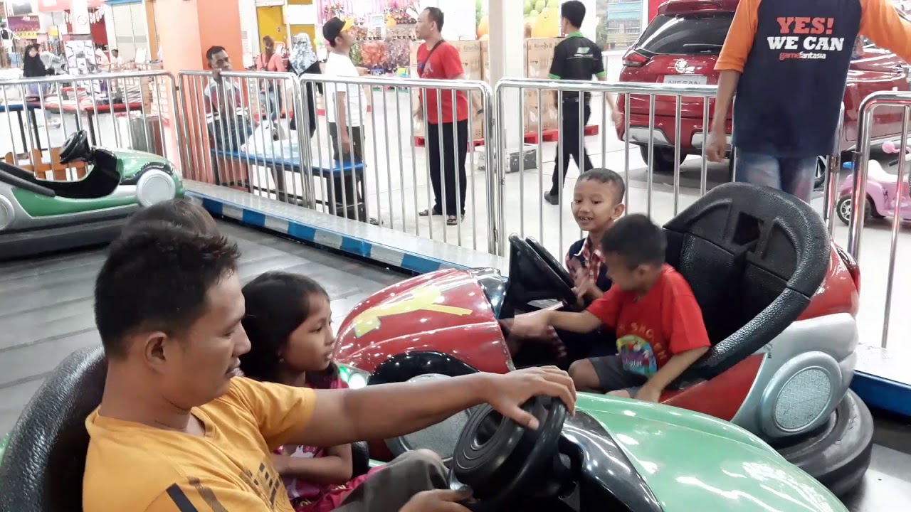 Main bon-bon car 2 di Carefour Pasuruan - YouTube