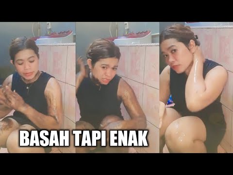 LIVE TANTE DIKAMAR MANDI BASAH2AN TAPI ENAK !! JUALAN LULUR PAHA PUTIH MULUS