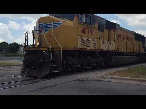 Lone SD70M "Under Warranty" pulling a cement train - YouTube