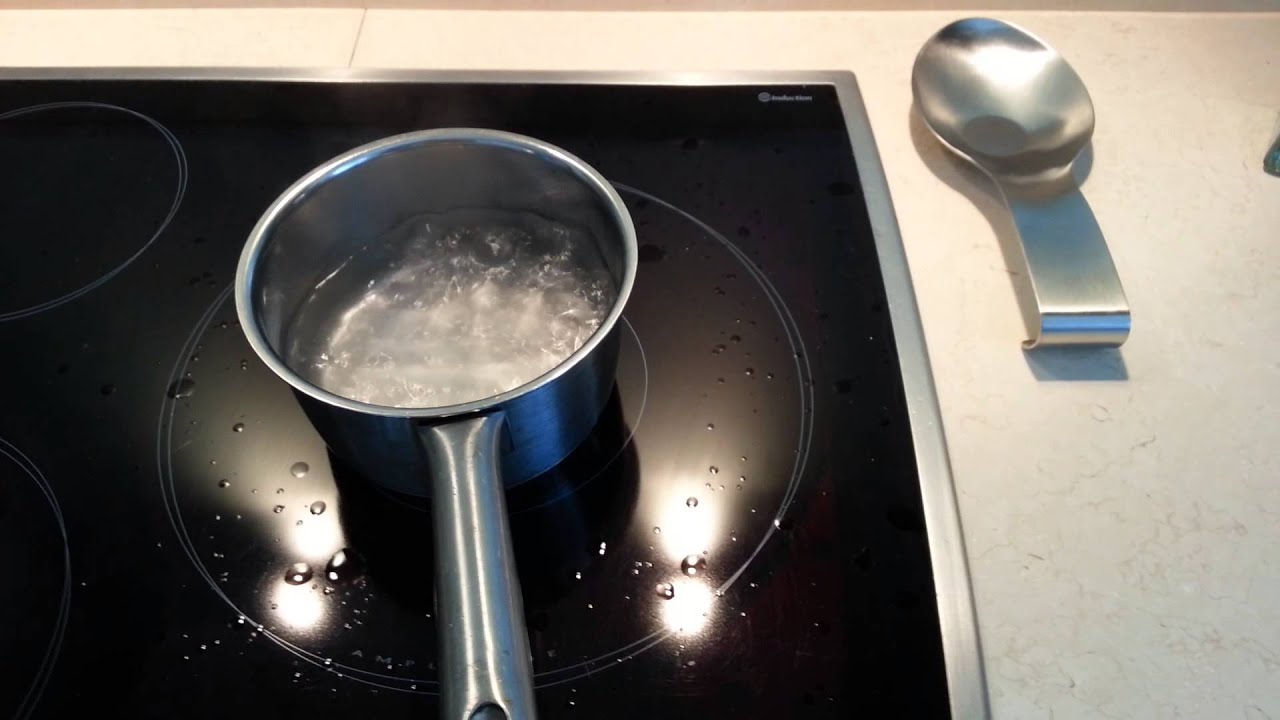 CRDD Casserole chaude sur un plan de travail - YouTube