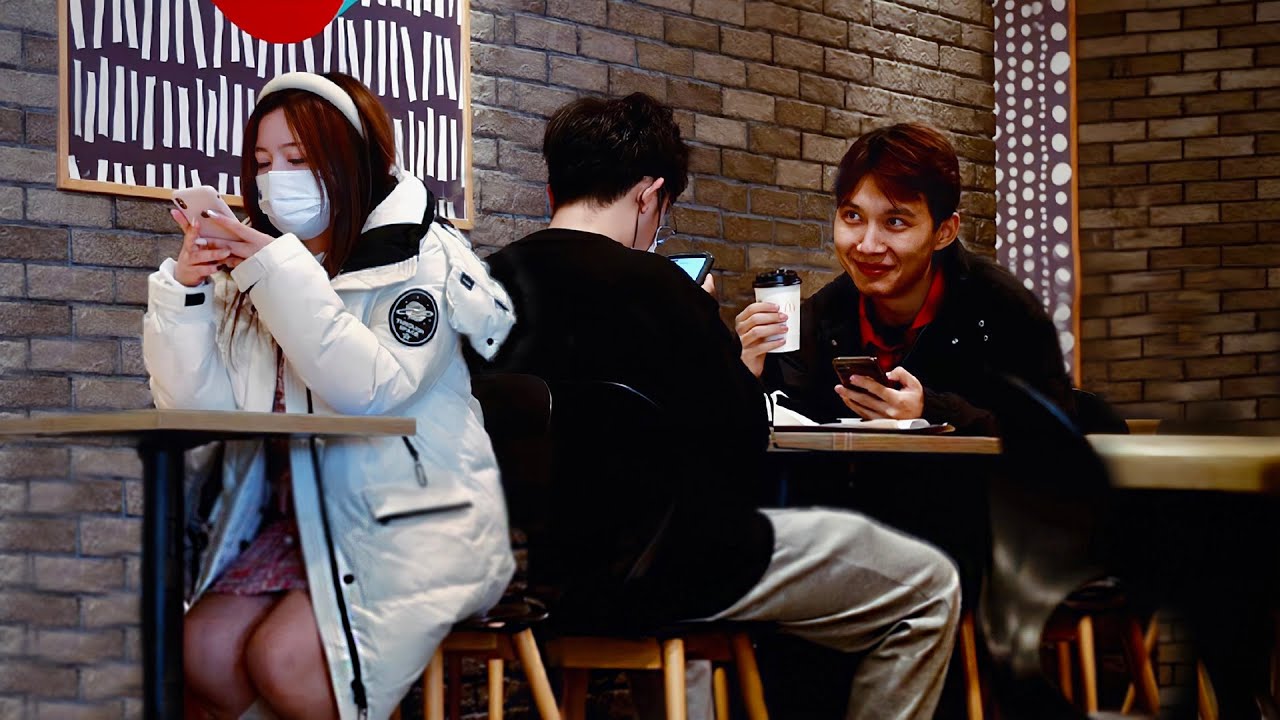 Man Sits at the Wrong Table at the Cafe | Prank 小伙和女友约会不小心坐到邻桌，没想到有人 ...