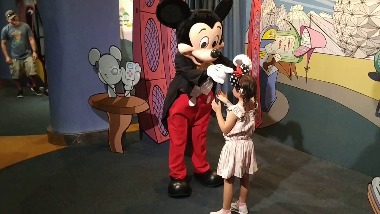 Laura e Mickey Mouse - YouTube